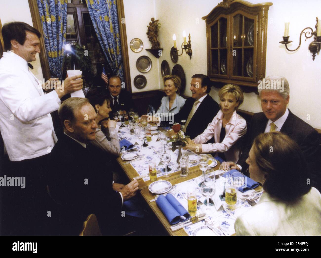 The participants of the World Economic Summit in Cologne have dinner ...
