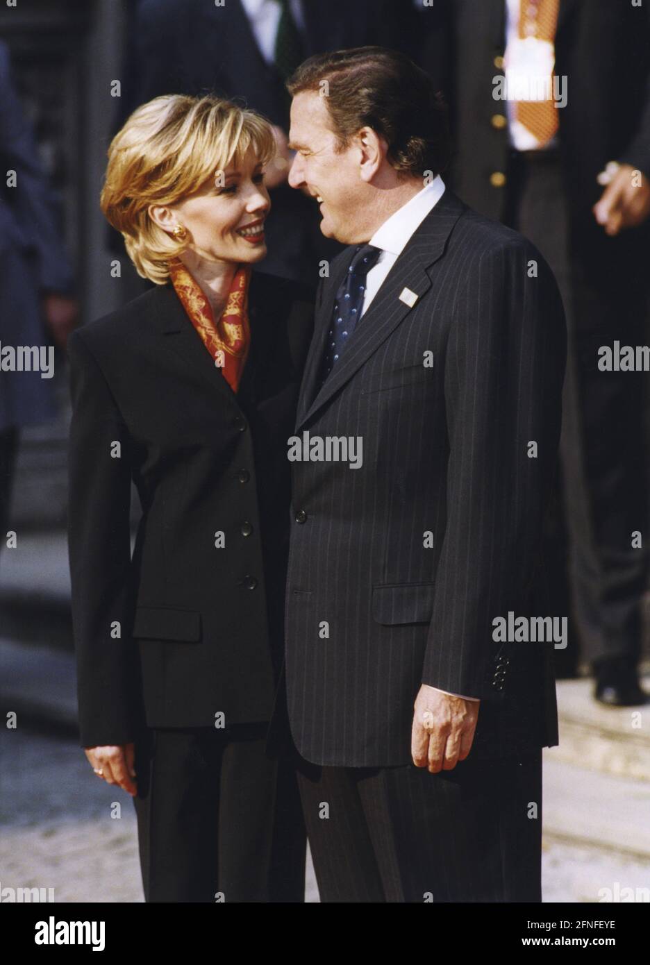 Federal Chancellor Gerhard Schröder and his wife Doris Schröder-Köpf ...