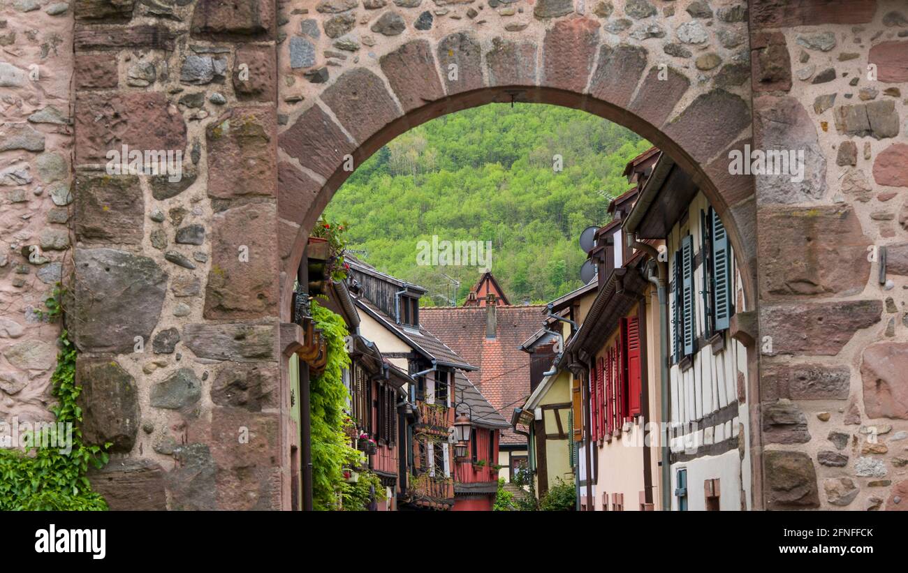 View through the entrance gate to the medieval village in Alsace Stock ...