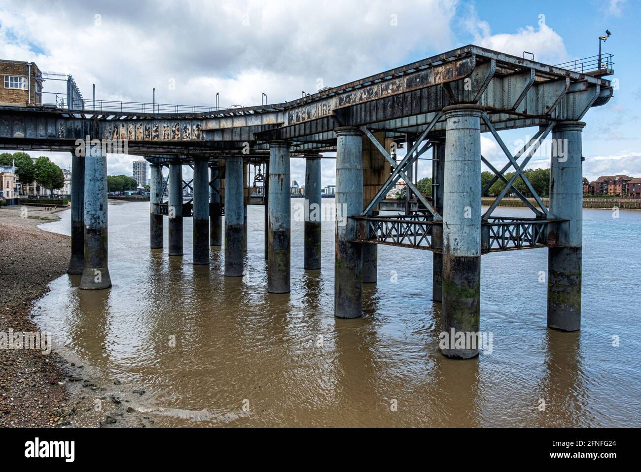 Old jetty river thames hi-res stock photography and images - Alamy