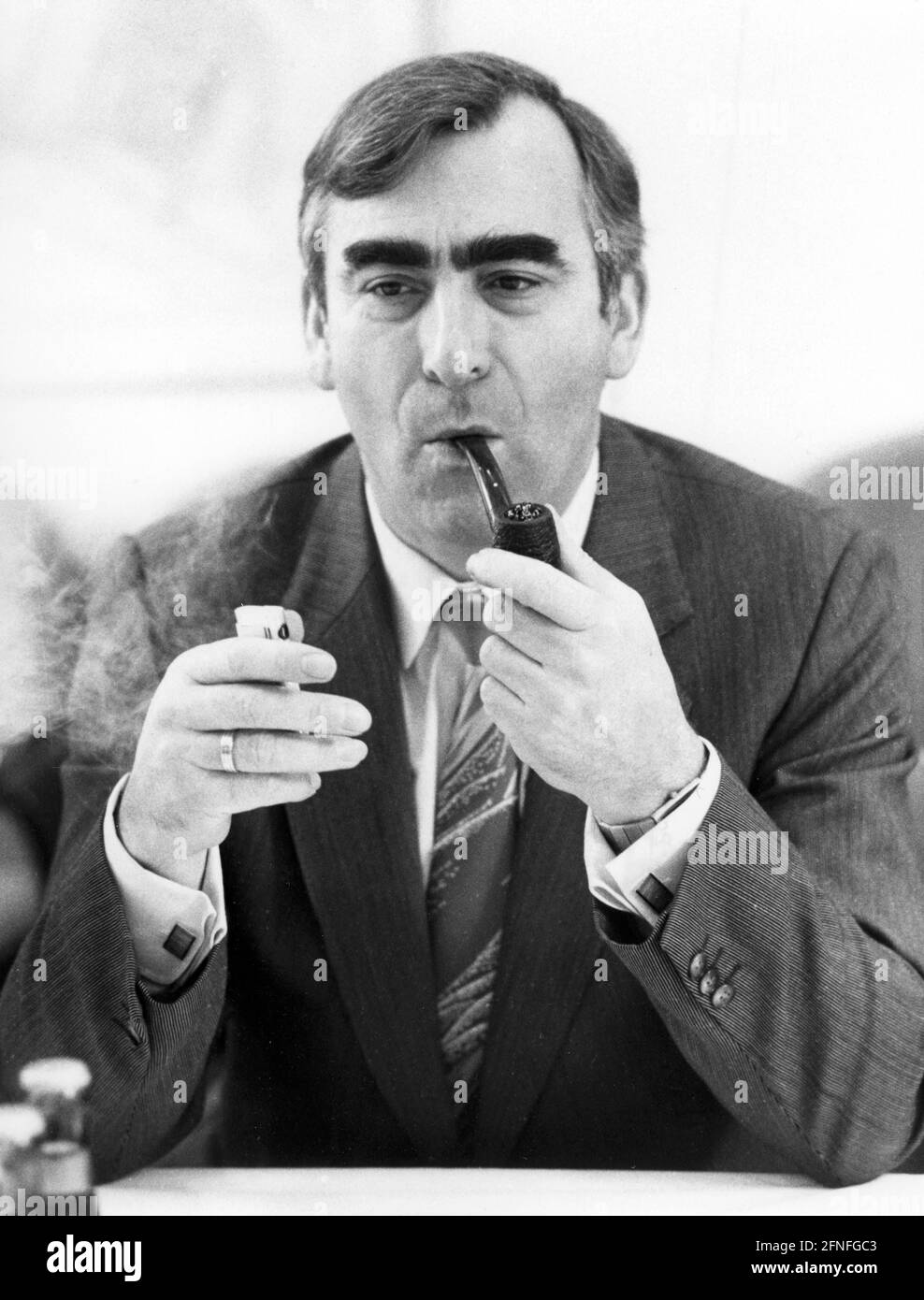 The head of the CSU parliamentary group, Theodor Waigel, smokes a pipe ...