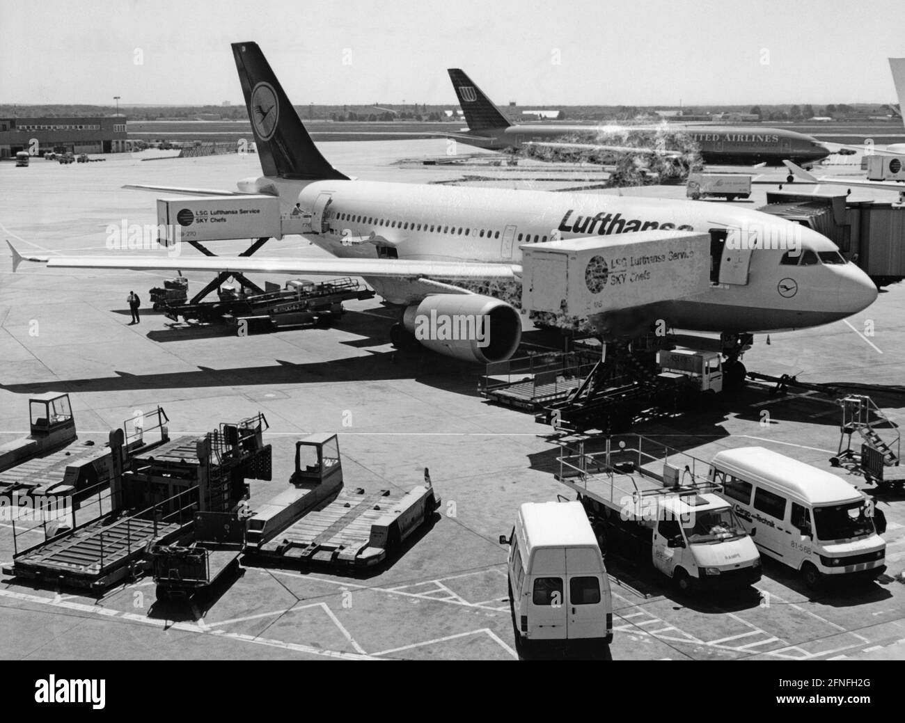 A310 lufthansa Black and White Stock Photos & Images - Alamy
