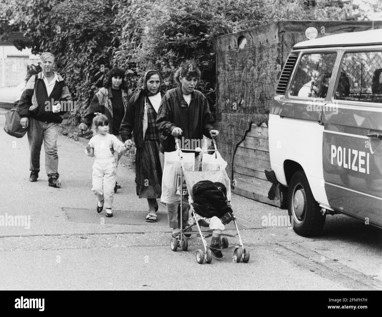 Asylum seekers in front of a Cologne hostel. [automated translation ...