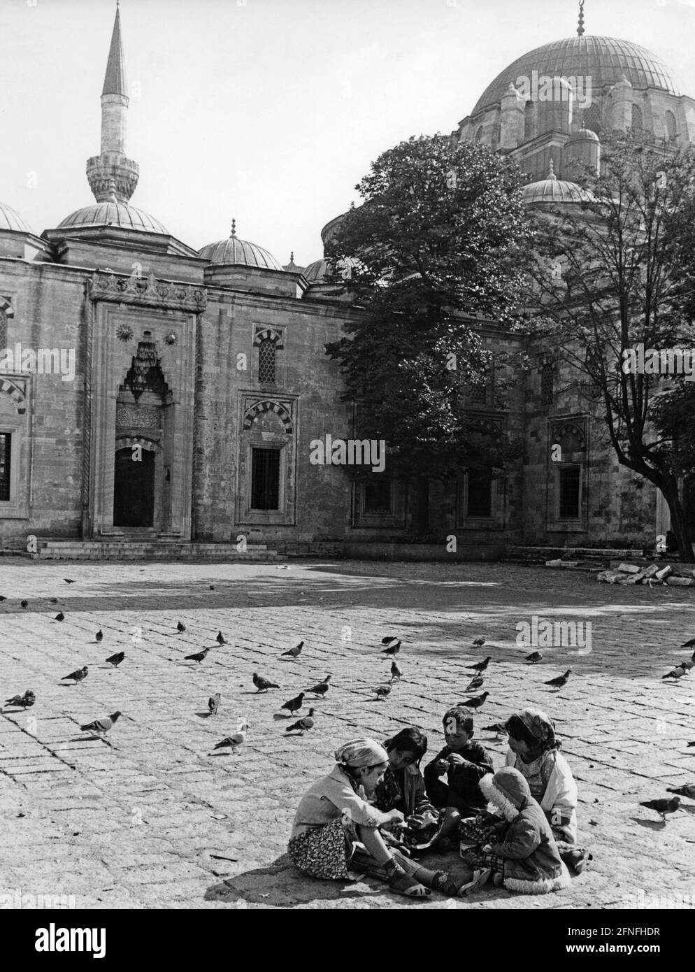 Children playing in front of mosque hi-res stock photography and images ...