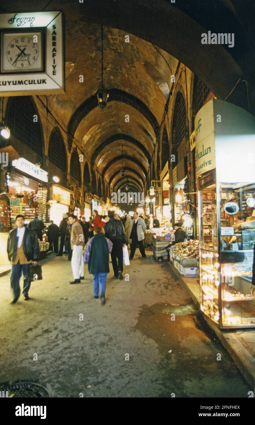 Merchants and bazaar in Istanbul. Photo undated. [automated translation ...