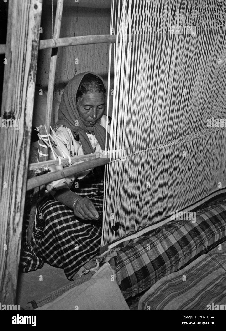 Berber woman weaving in matmata Black and White Stock Photos & Images ...
