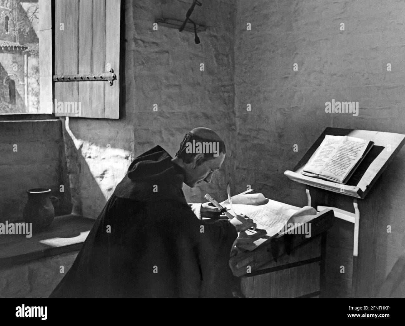 Monk medieval bible hi-res stock photography and images - Alamy