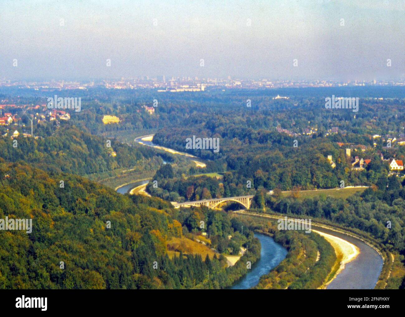 Isar and Isarwerkkanal near Grünwald to the north. In the center the ...