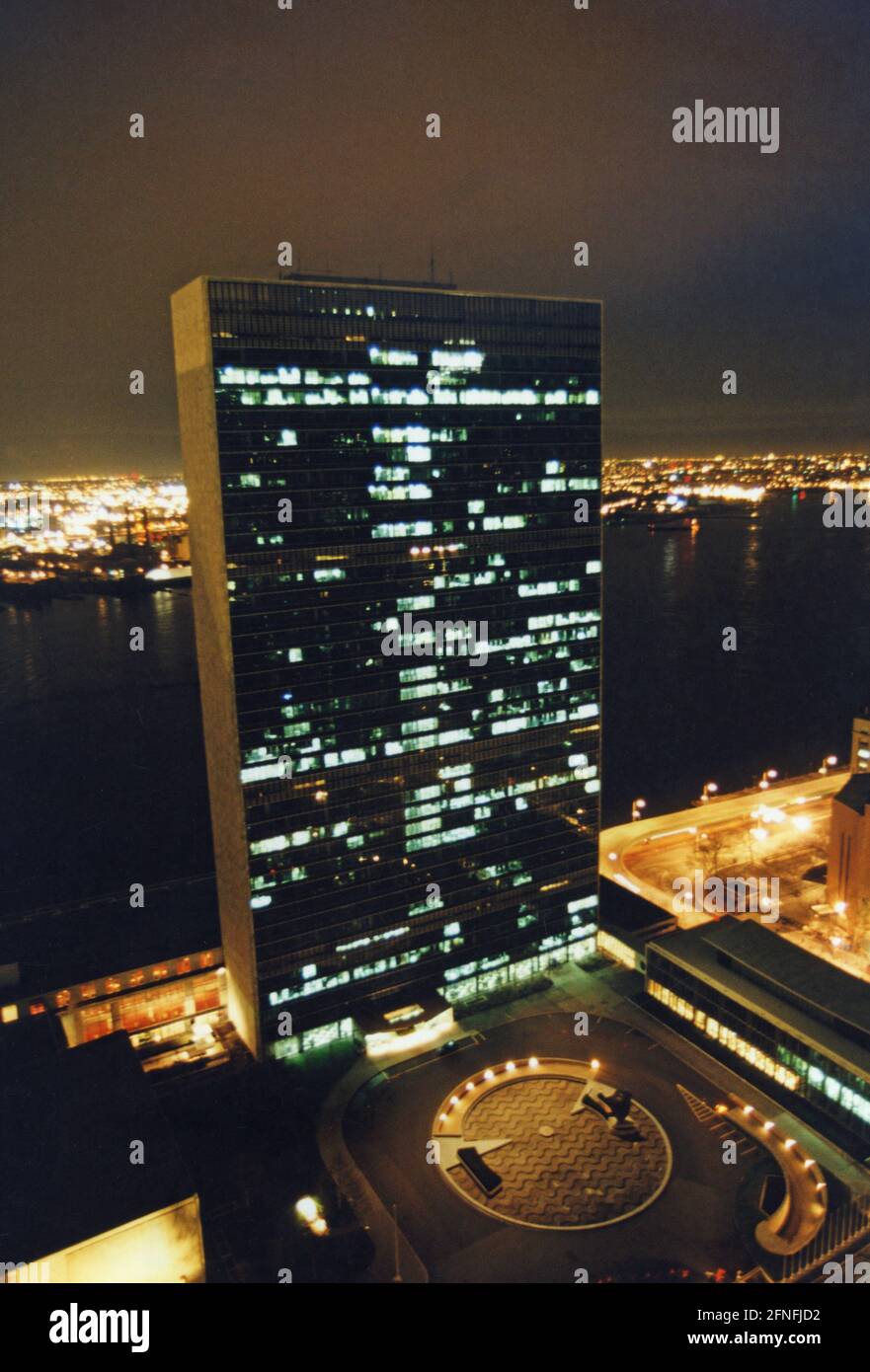 The main building of the United Nations in New York. The UN General ...