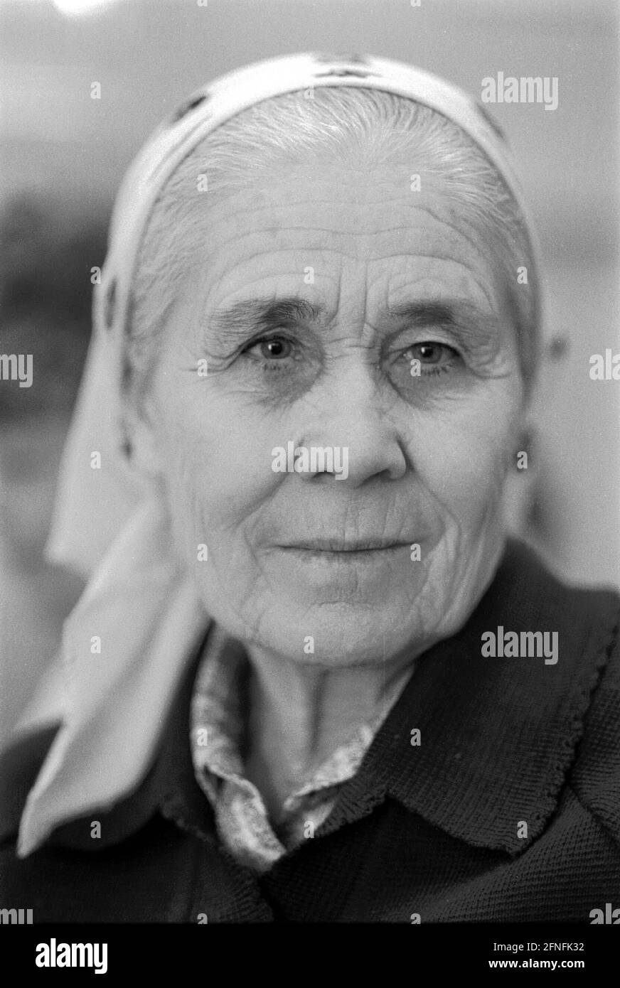 old woman, repatriate of German descent from the CIS, church in Peitz ...
