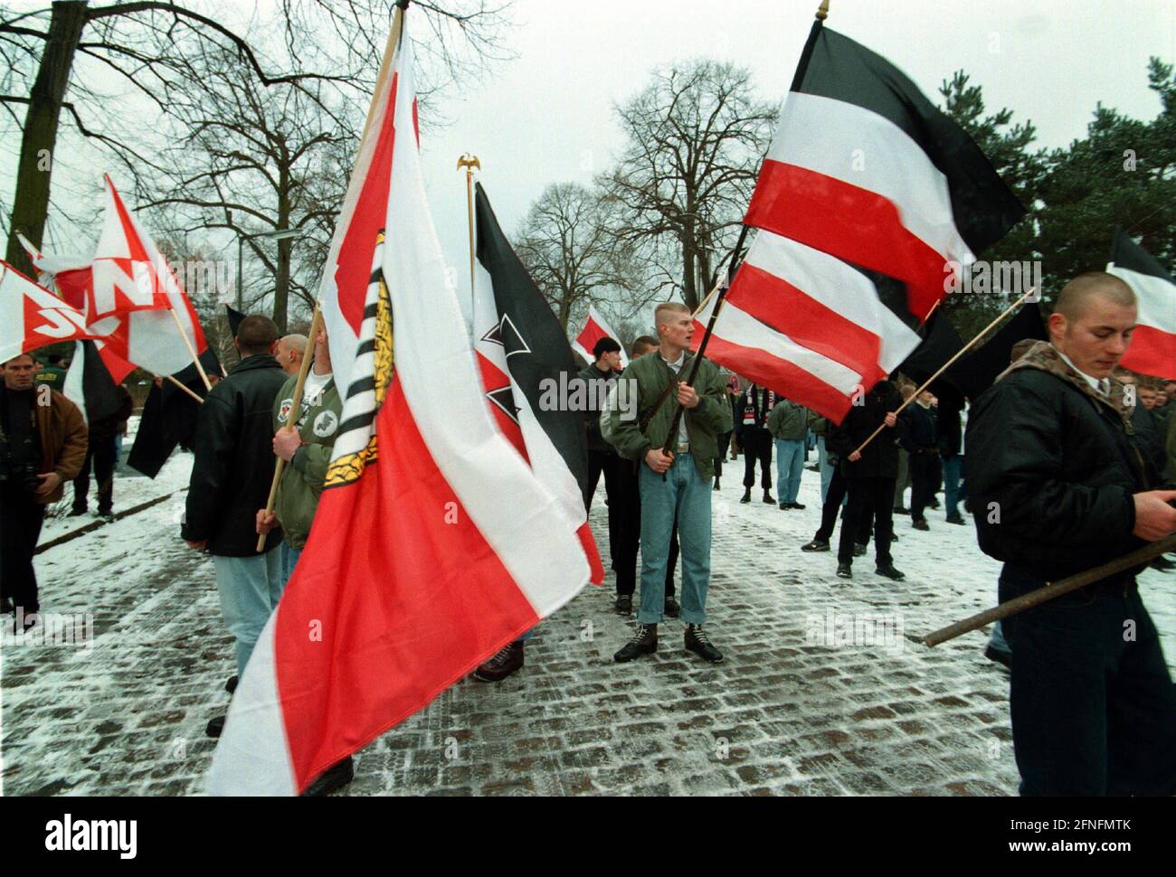 Berlin-Tegel, 05.12.1998, NPD marches in front of the prison in Tegel, demanding the release of ...