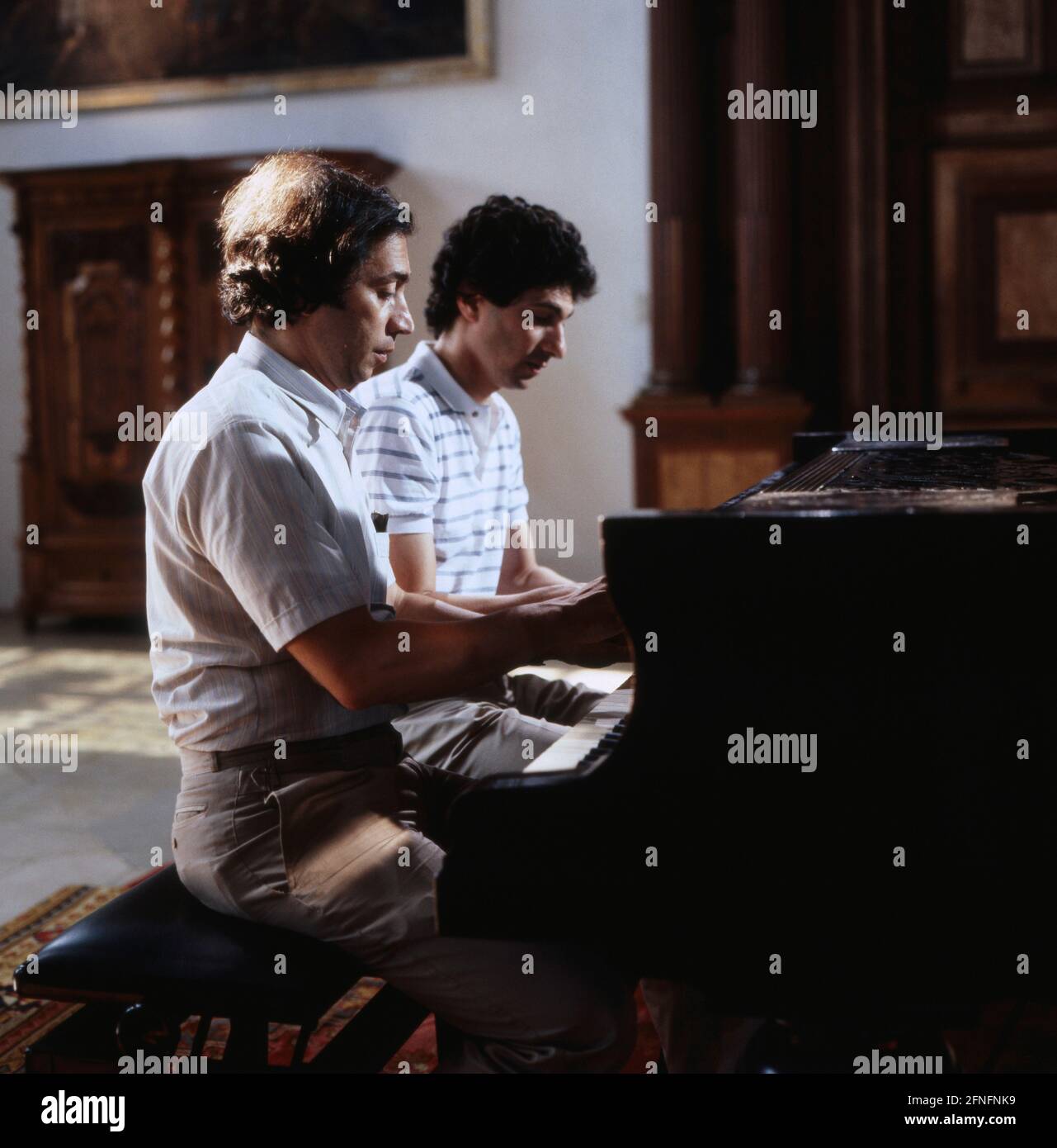 Klavier zu vier handen hi-res stock photography and images - Alamy