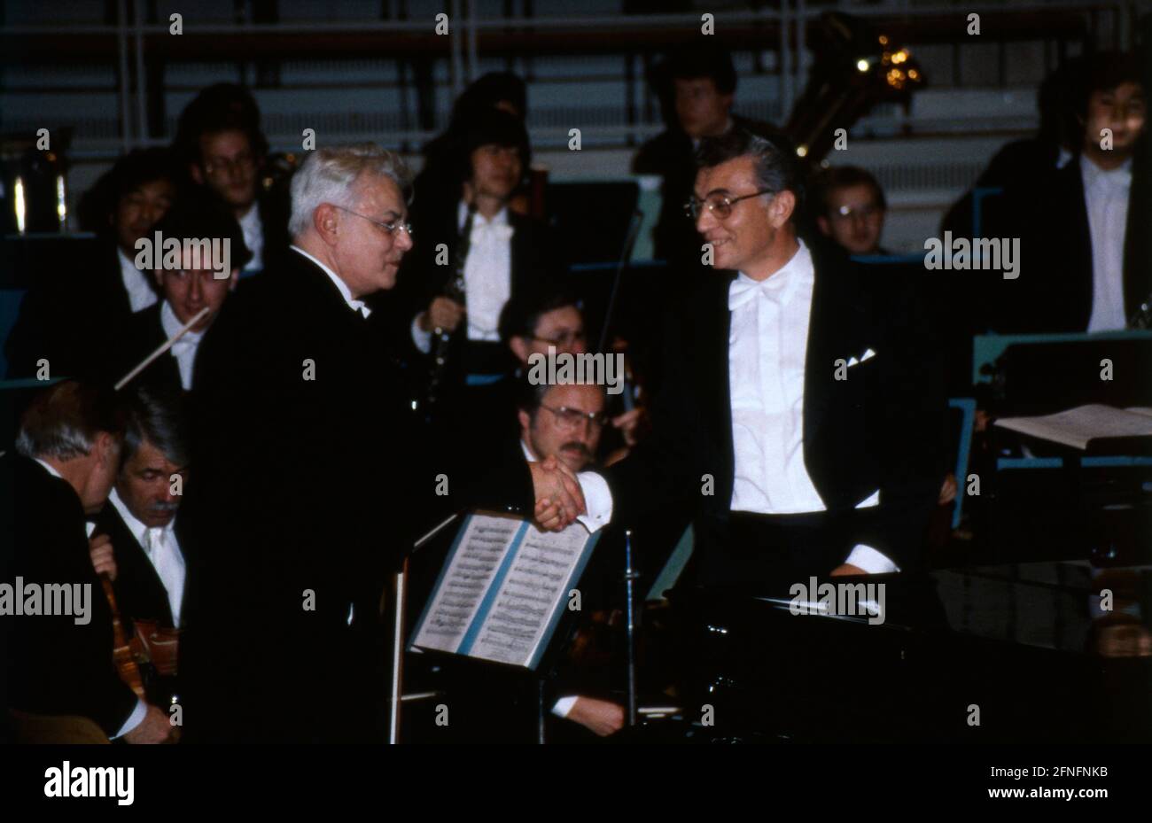 Zwei Musiker der Berliner Philharmoniker, 1986. Two musicians from the ...