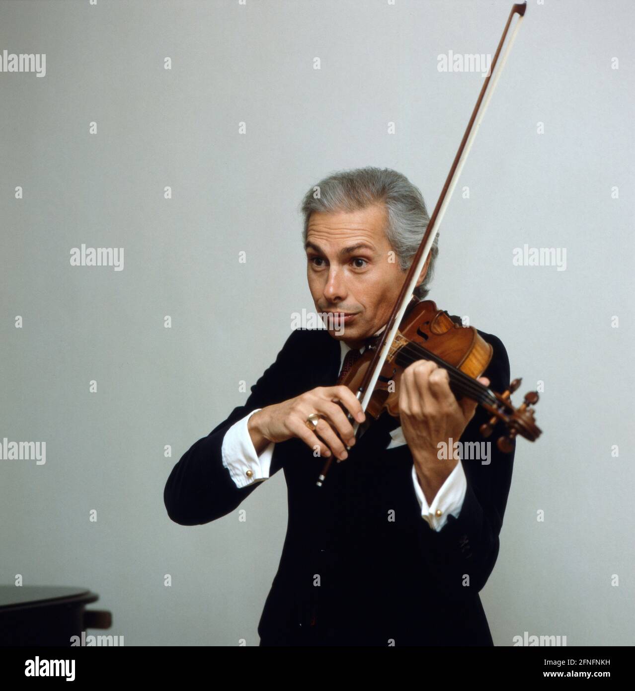 Concert master violine hi-res stock photography and images - Alamy