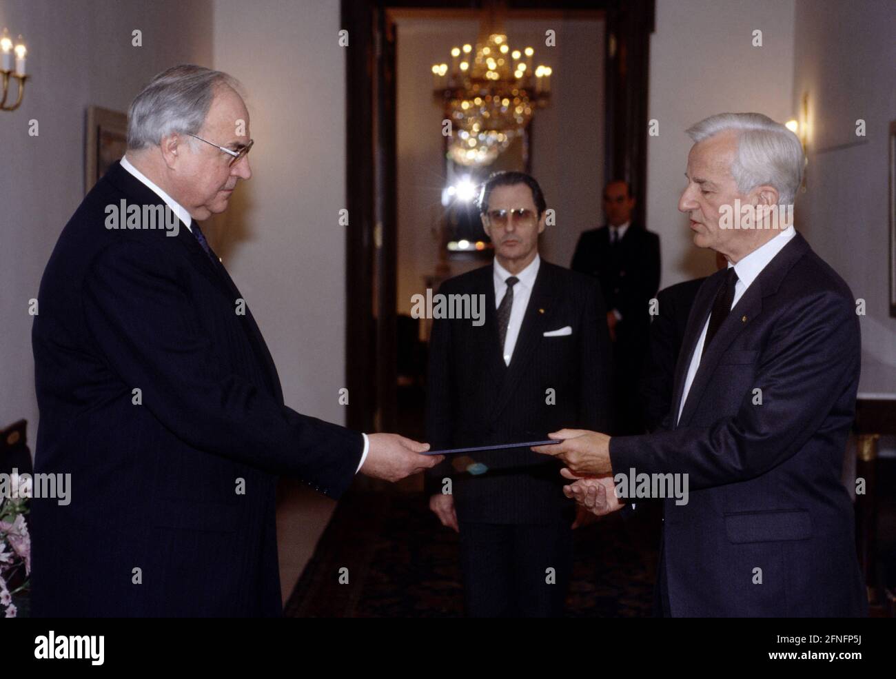 Helmut KOHL , CDU , receives his certificate of appointment as ...