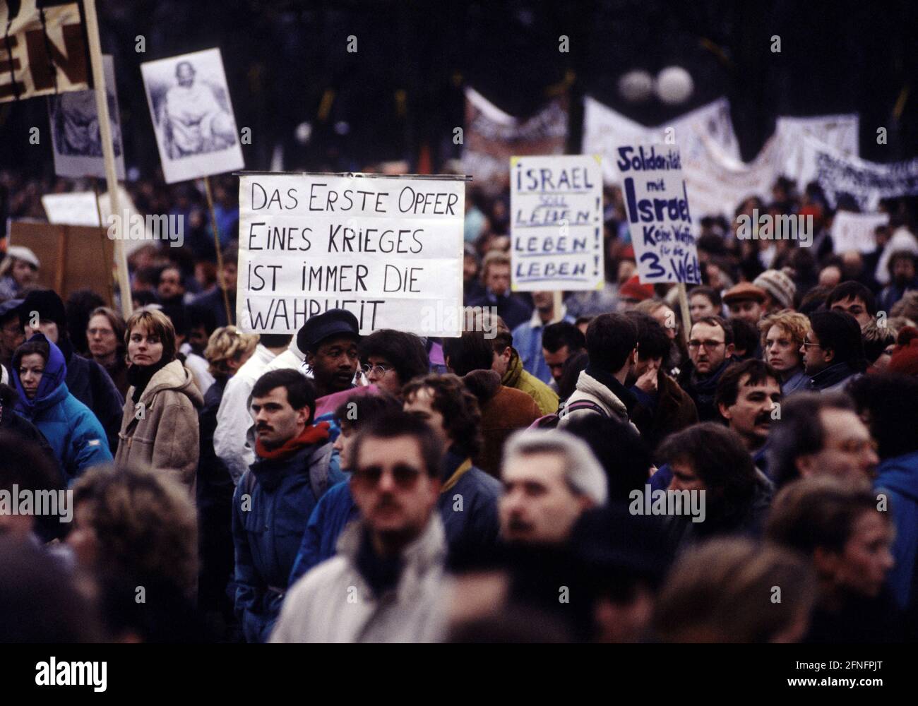 DEU , DEUTSCHLAND : Demonstration against the Gulf War for the ...