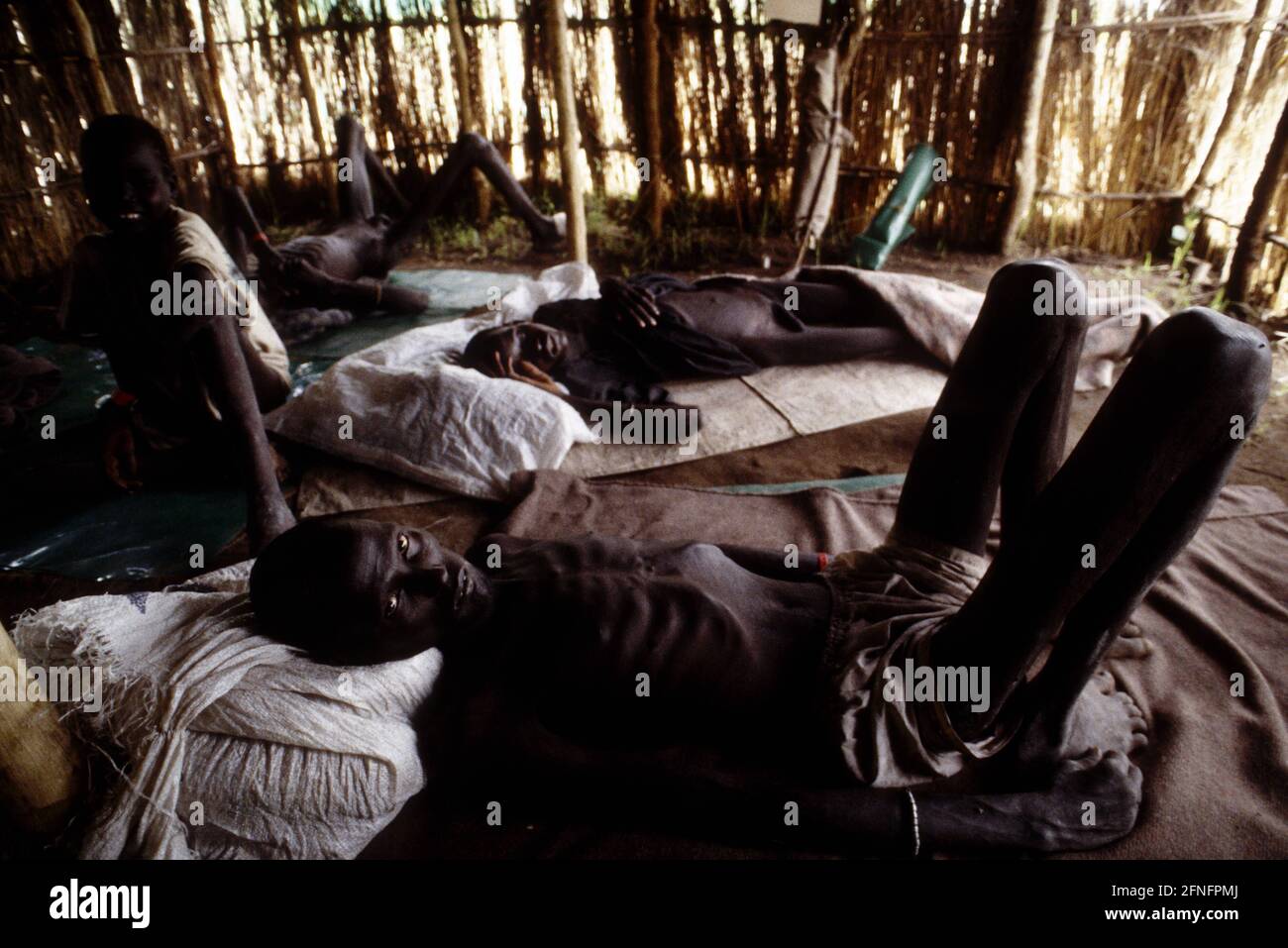 SDN , SUDAN : Starving men in Lafon ( South Sudan ) , August 1994 ...