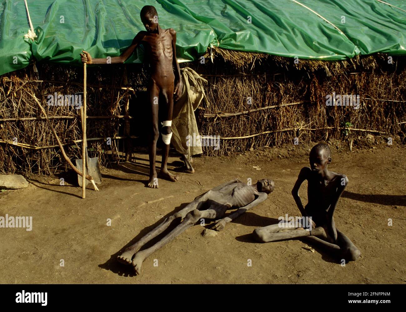 SDN , SUDAN : Starving men in Lafon ( South Sudan ) , August 1994 ...
