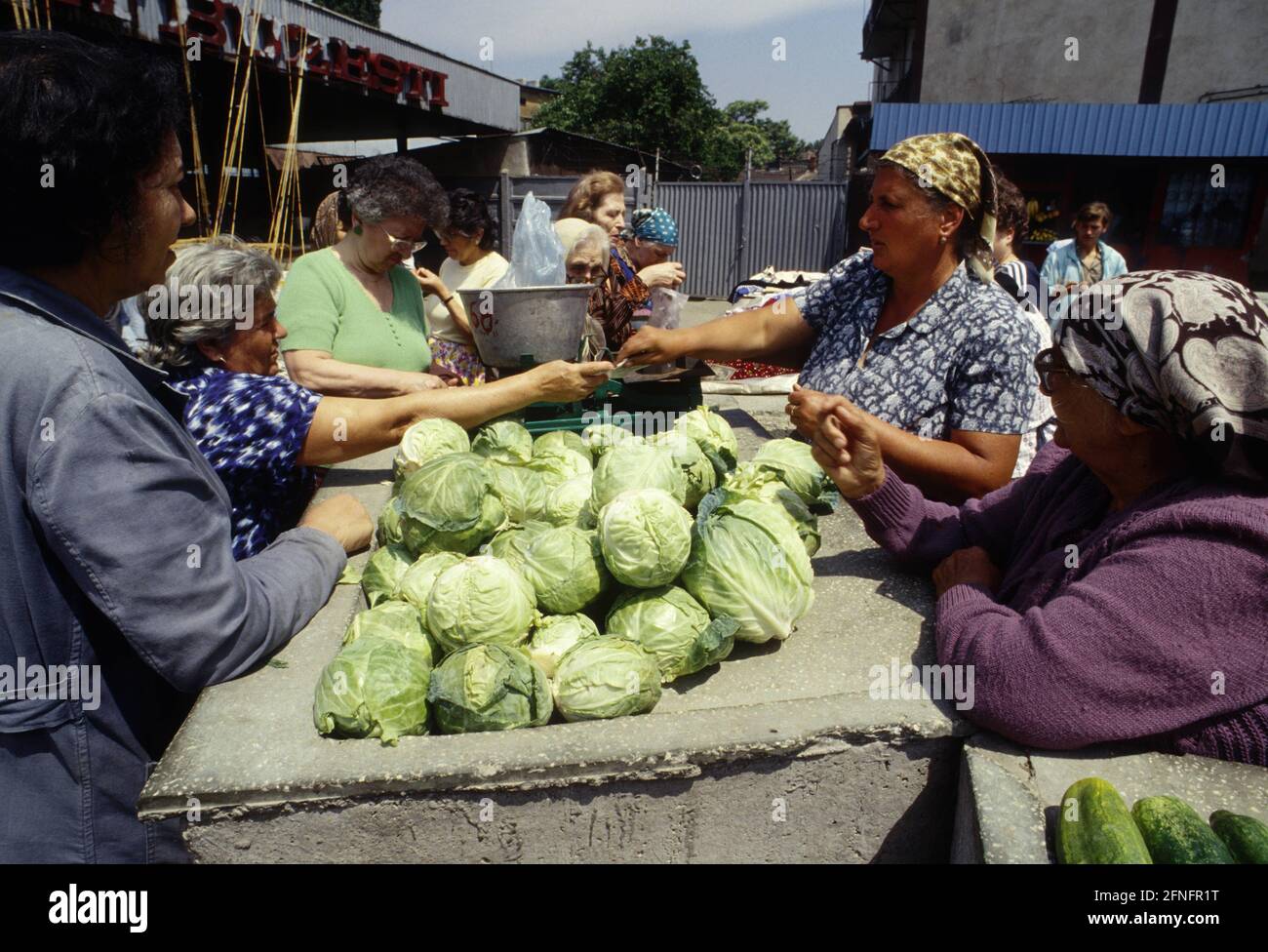 ROU , ROMANIA : Women at a market in Bucharest , June 1994 [automated ...