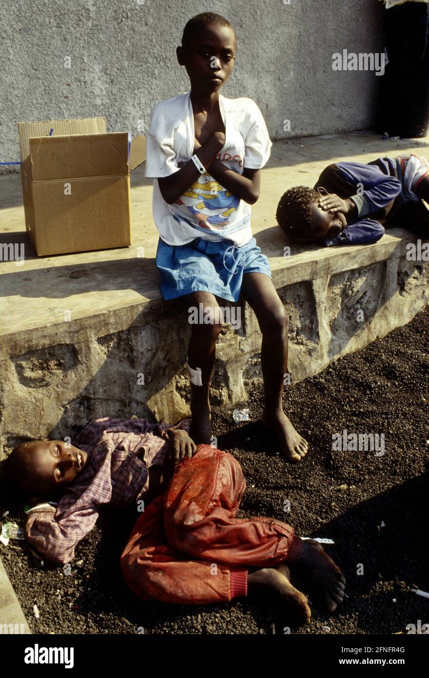 ZAIRE : Rwandan refugees in Goma suffer from cholera : children in an ...