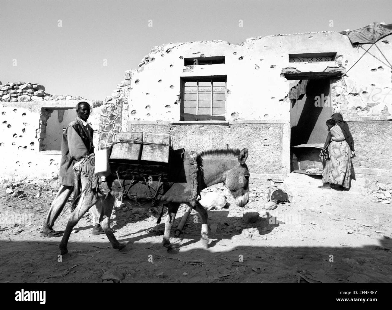 SOM , SOMALIA / SOMALILAND : A man in the ruins of Hargeysa , December ...