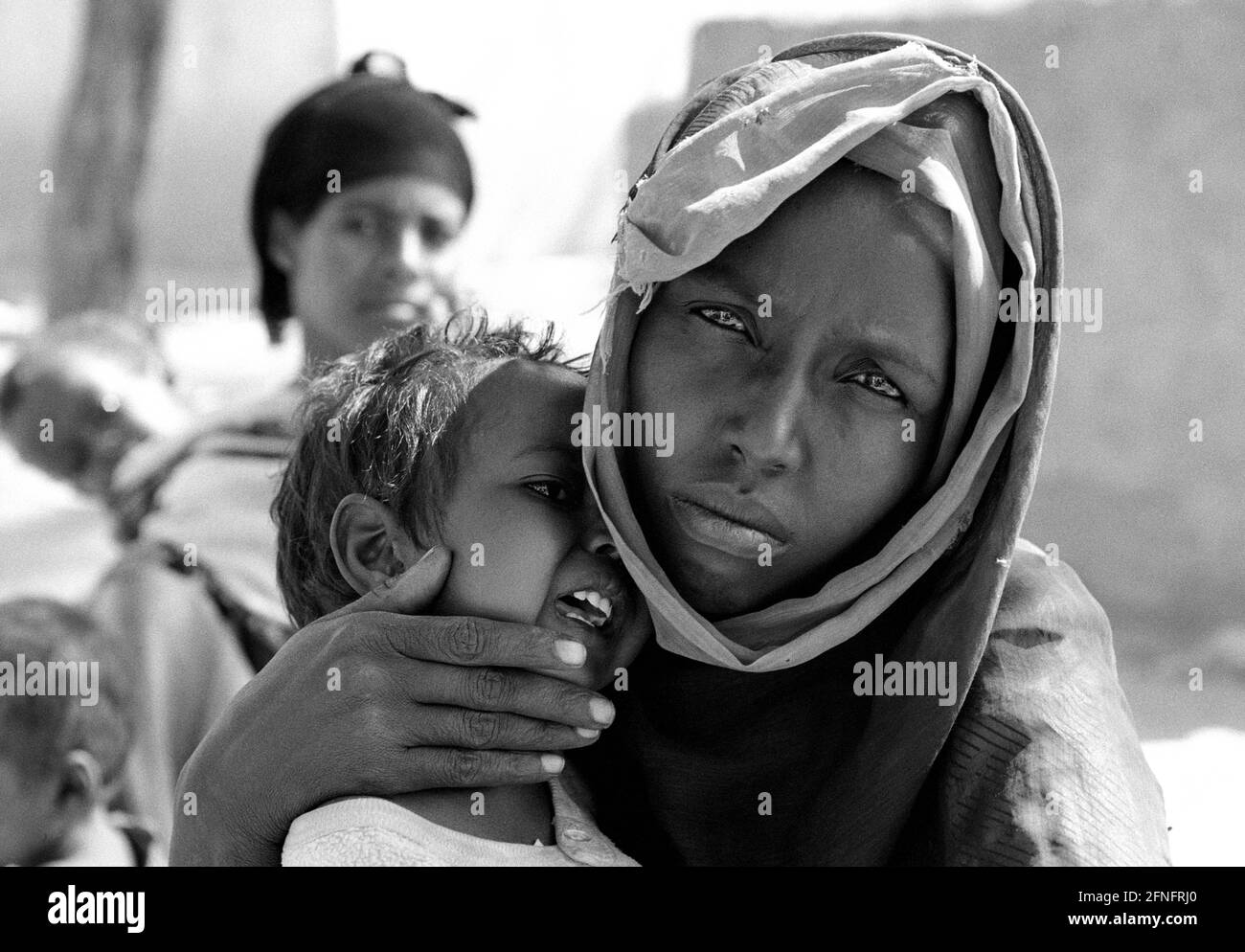 SOM , SOMALIA / SOMALILAND : Mothers with their children in a feeding ...