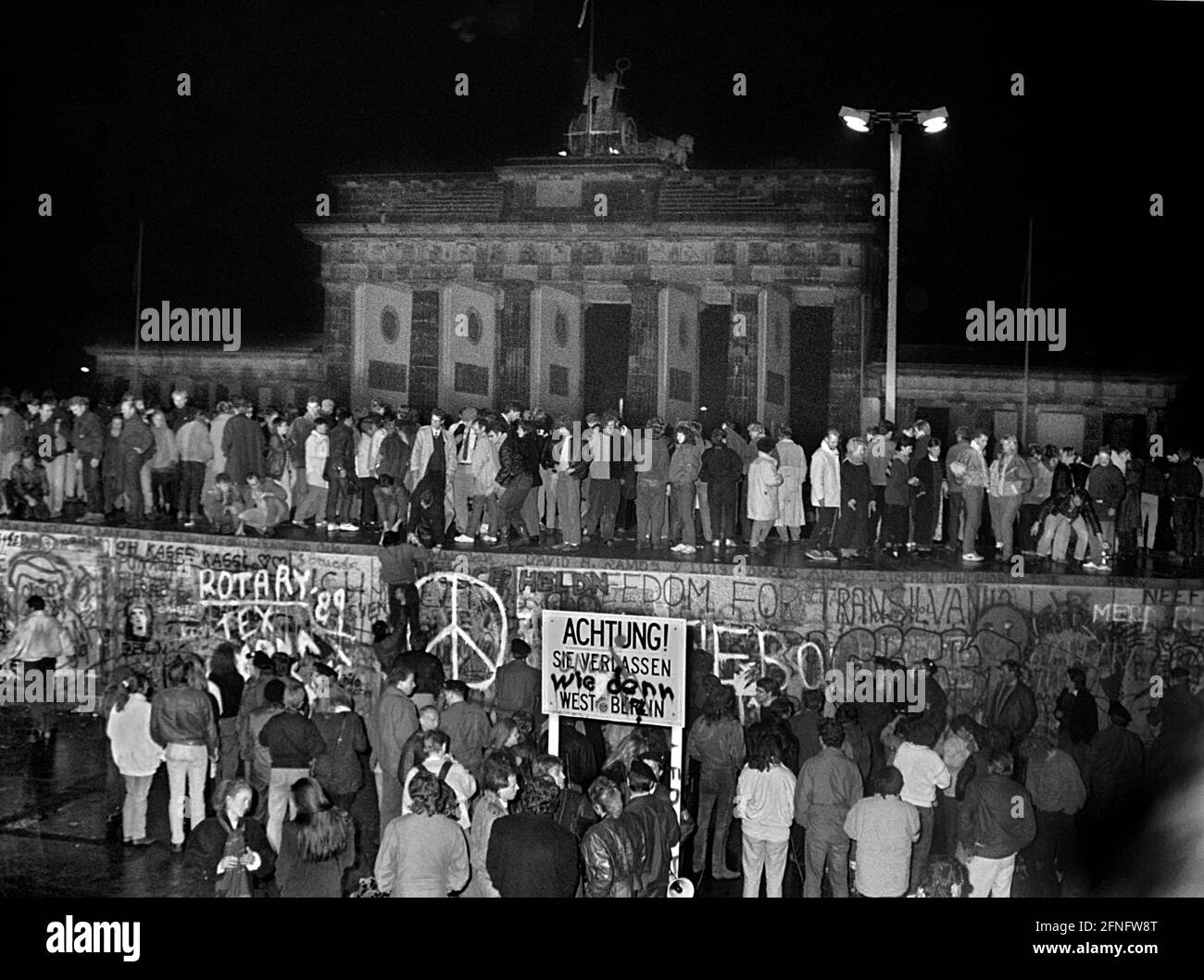 1989 berlin wall falls hi-res stock photography and images - Alamy