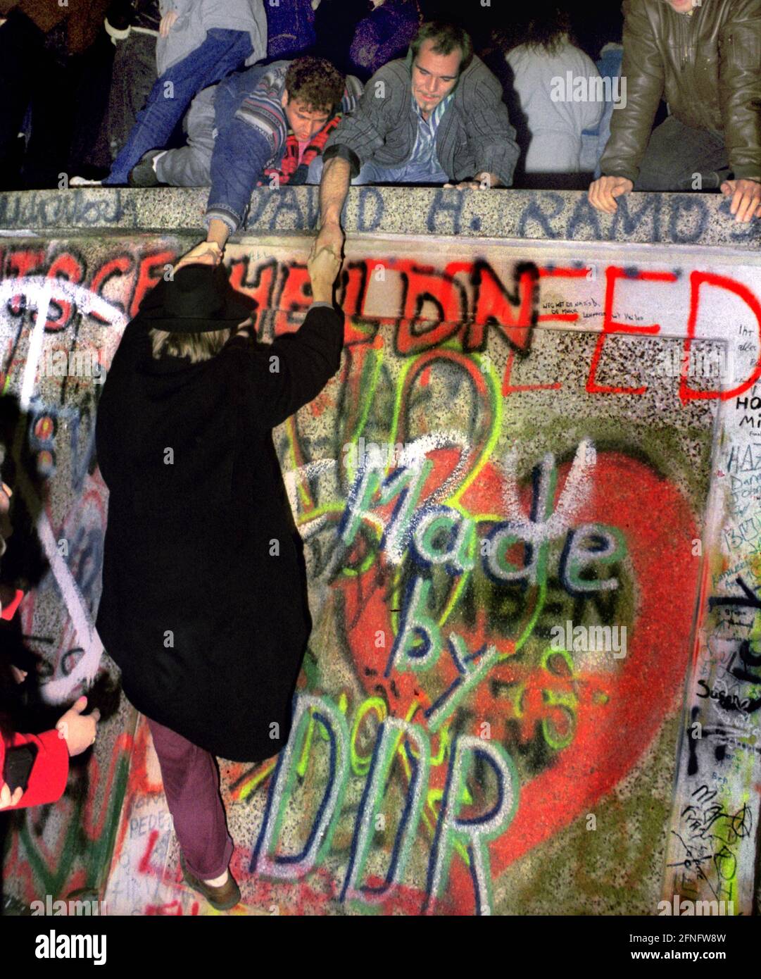 Berlin / GDR / Pariser Platz / 1989 The Berlin Wall has fallen, night ...