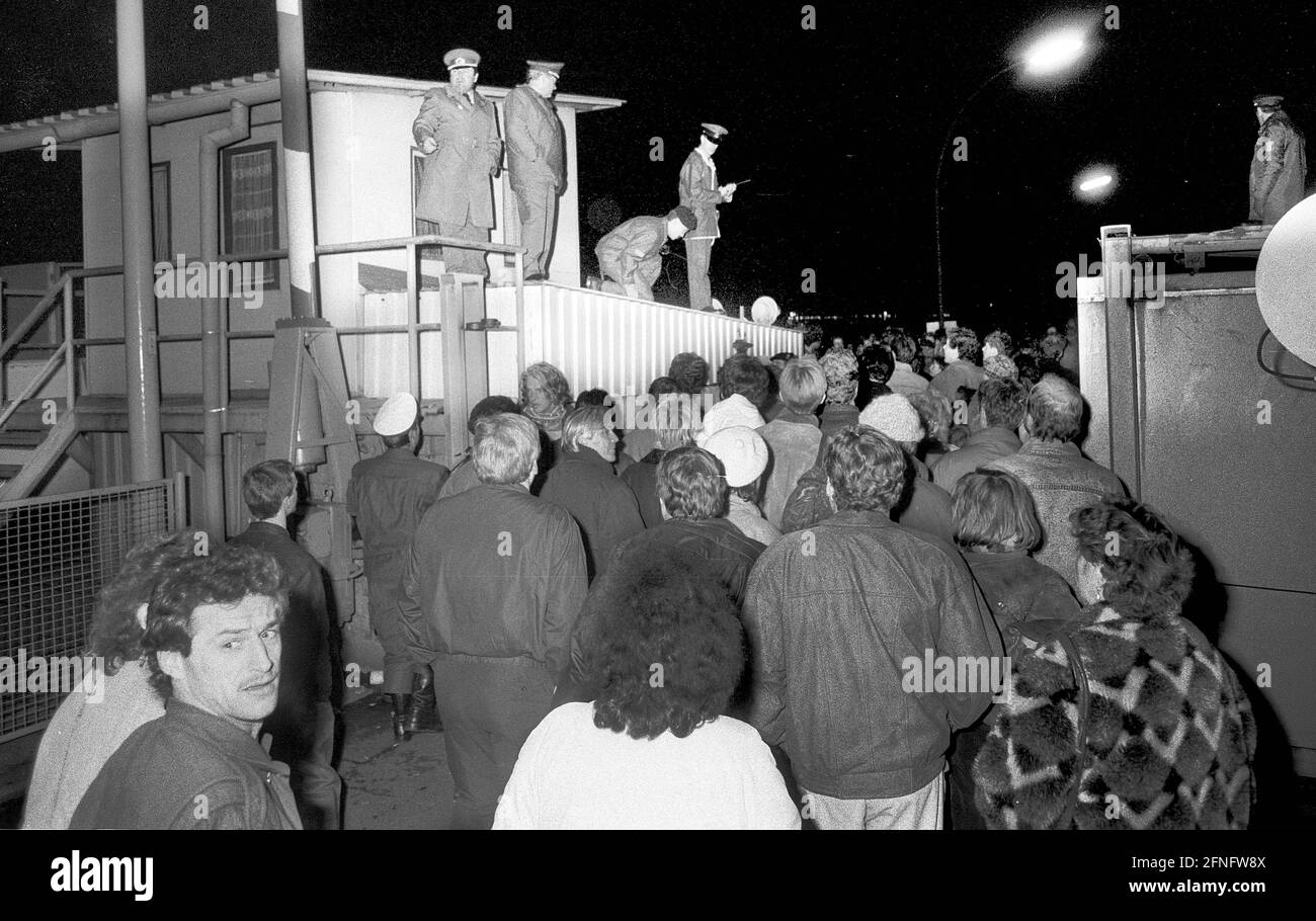 Fall of berlin wall 1989 10 november hi-res stock photography and ...