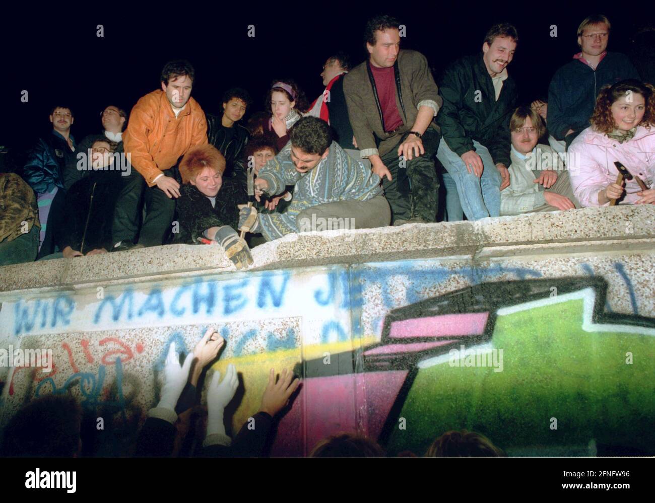 Berlin / GDR / Pariser Platz / 1989 The Berlin Wall has fallen, night ...