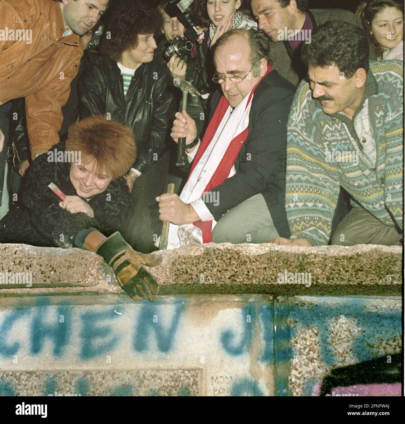 Berlin / GDR / Pariser Platz / 1989 The Berlin Wall has fallen, night ...