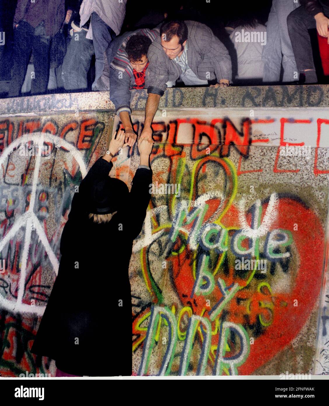 Berlin wall falls 1989 hi-res stock photography and images - Alamy