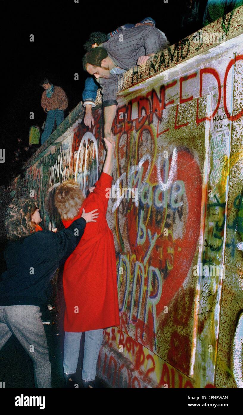 Berlin / GDR / Pariser Platz / 1989 The Berlin Wall has fallen, night ...