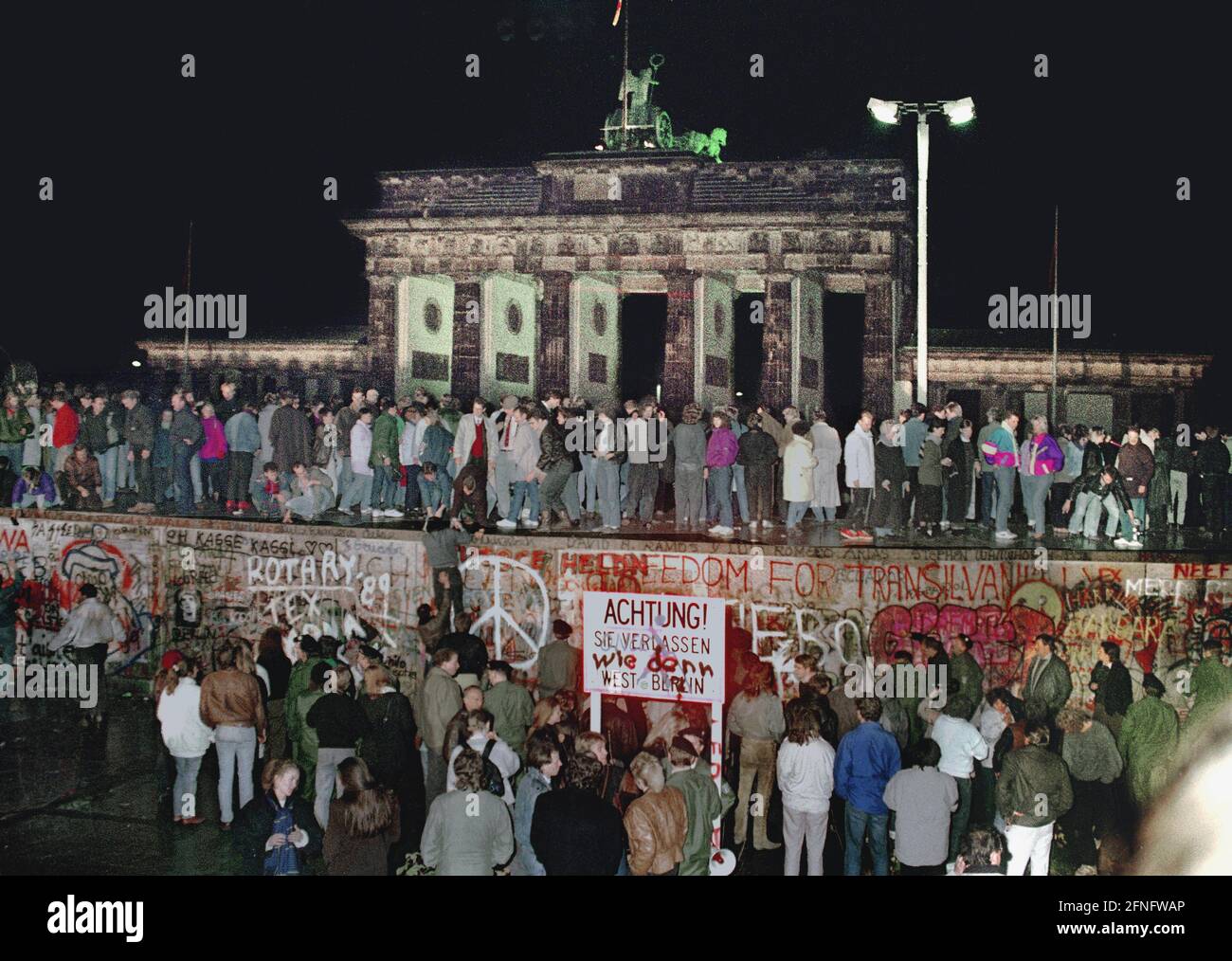 1989 berlin wall falls hi-res stock photography and images - Alamy