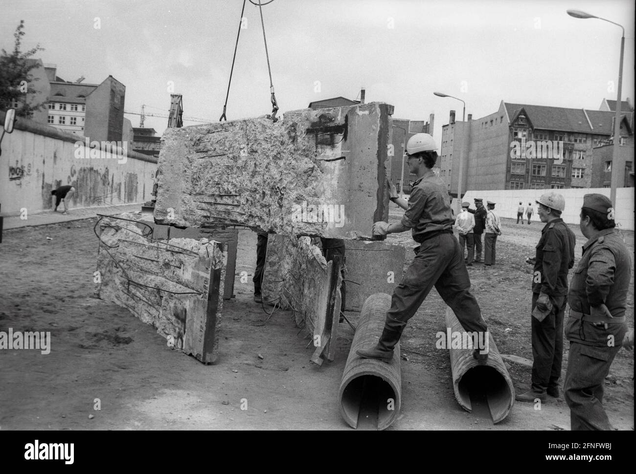 Berlin-Boroughs / GDR Wall / 1990 Kreuzberg: GDR border guards tear ...