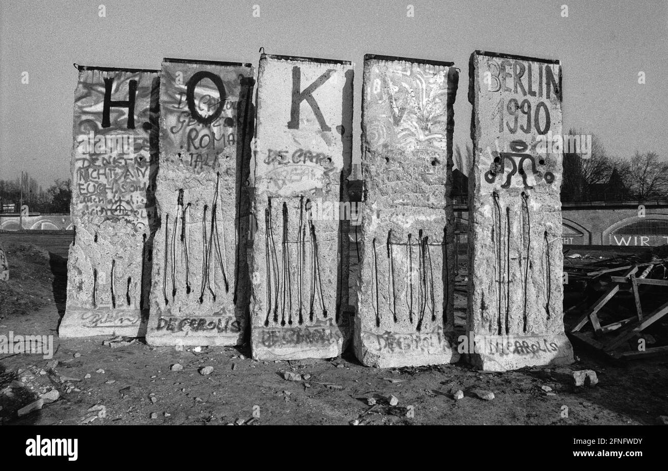 Berlin-Districts / GDR / Berlin Wall 3 / 1991 Everywhere in the city ...