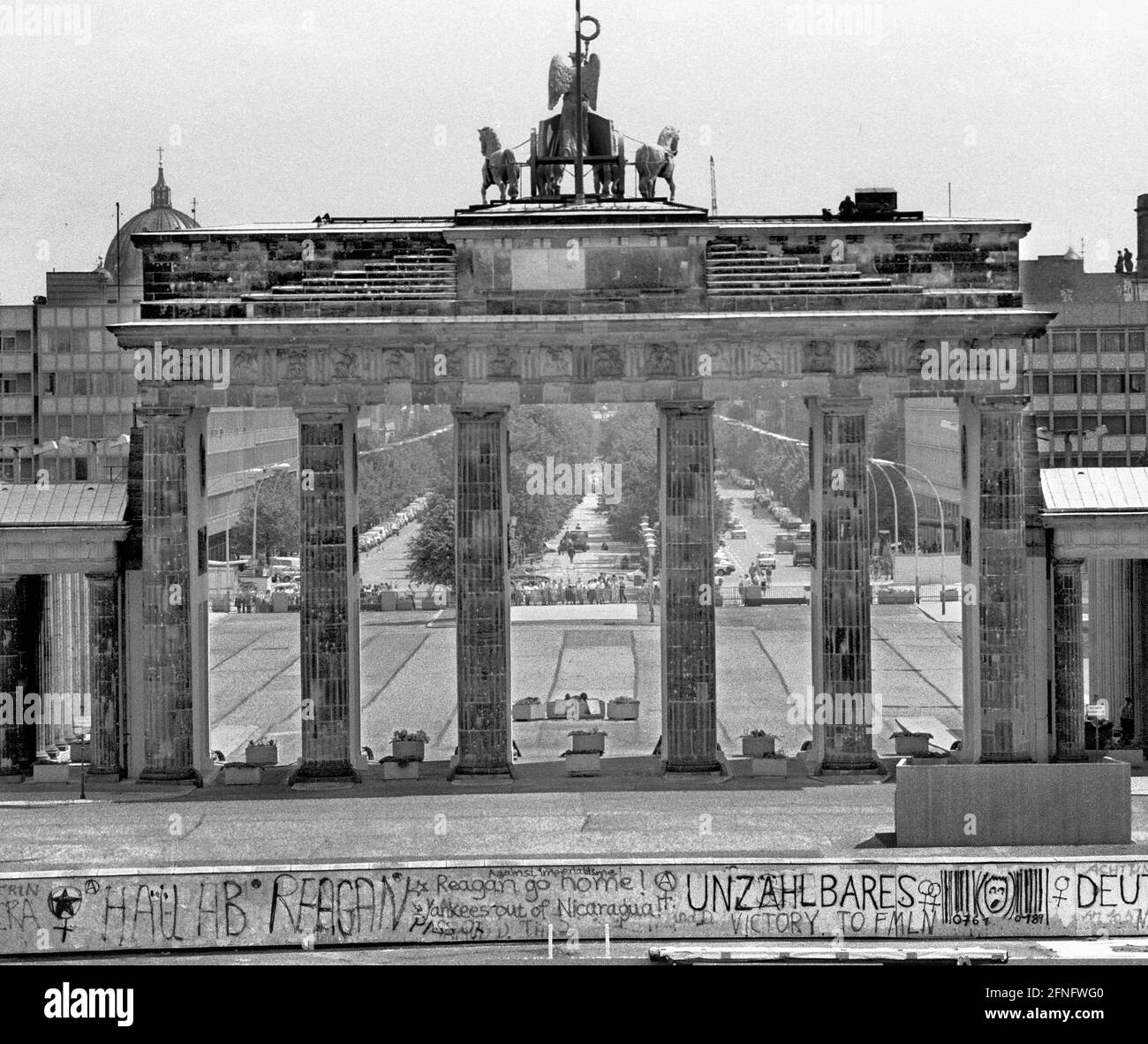 Ronald reagan berlin wall speech hi-res stock photography and images ...