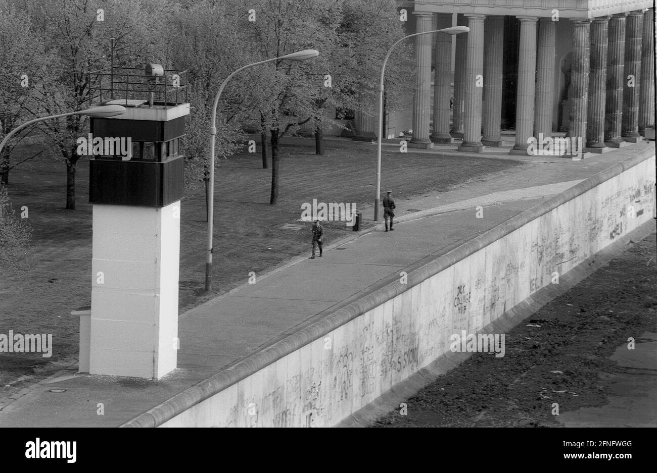 Berlin selection / GDR / Wall / 1986 Brandenburg Gate, GDR Wall ...