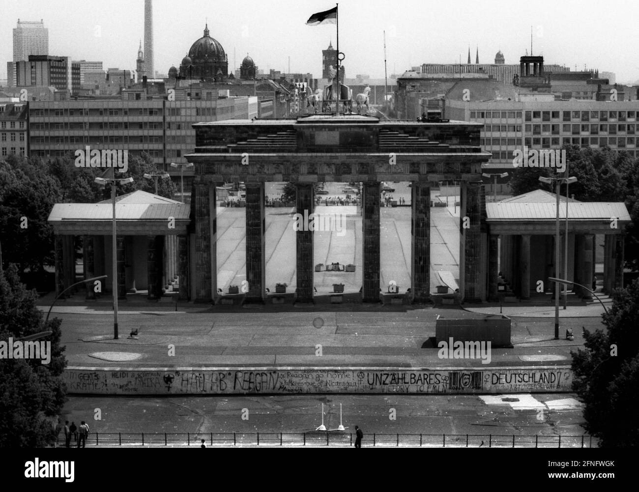 Reagan brandenburg gate Black and White Stock Photos & Images - Alamy