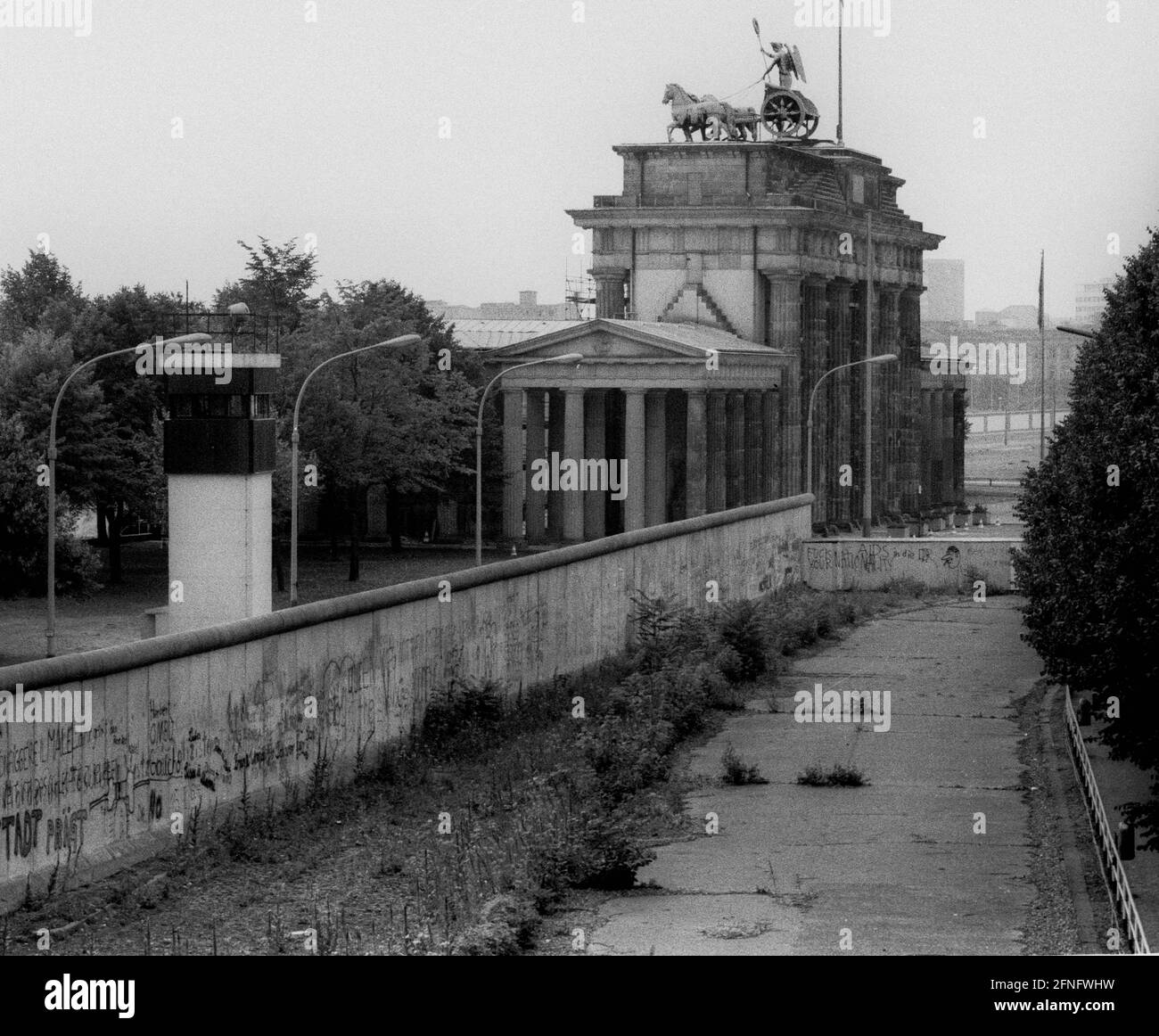 Berlin districts / GDR wall / 1986 Brandenburg Gate, GDR wall ...