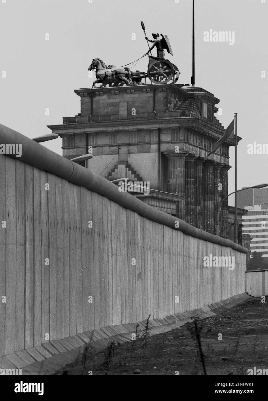 Berlin / Centre / GDR / Wall / 10 / 1986 The wall at the Brandenburg ...