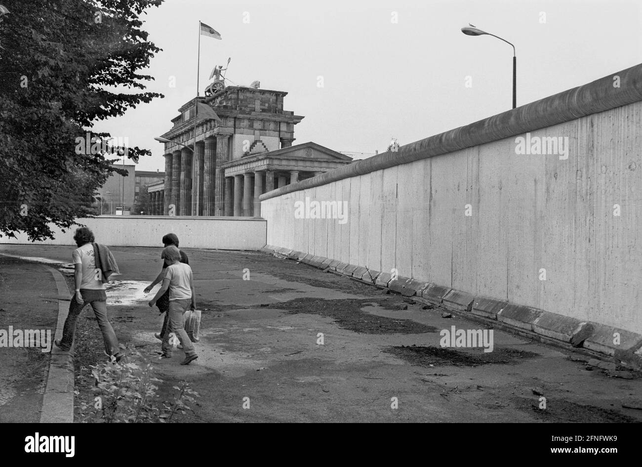 Berlin wall in 1986 Black and White Stock Photos & Images - Alamy