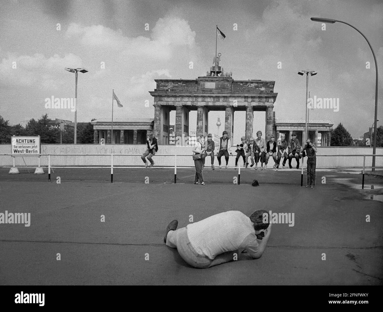 Achtung sie verlassen jetzt west berlin Black and White Stock Photos ...