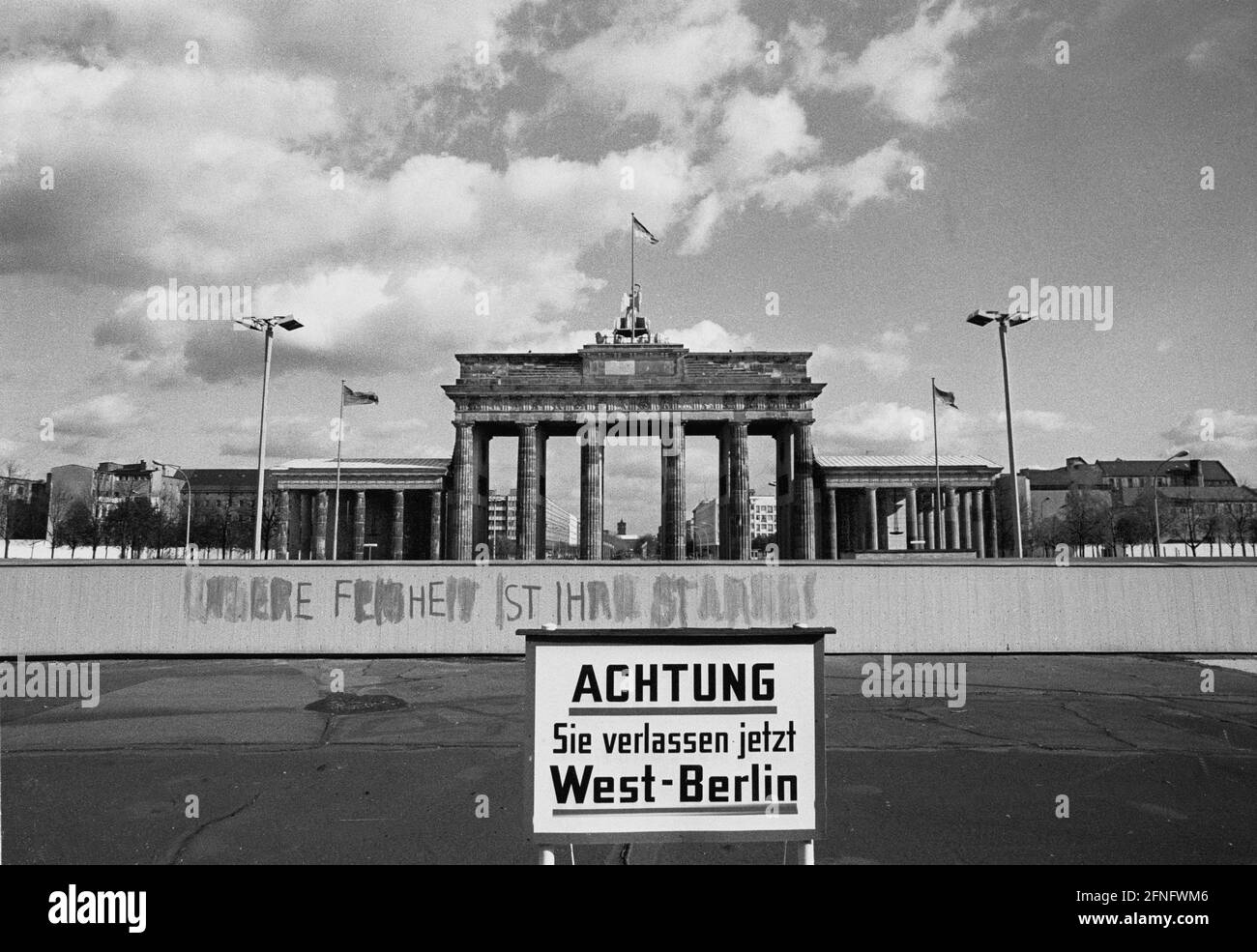 Berlin-Boroughs / GDR / Wall / 10 / 1986 Mitte: The Wall at the ...