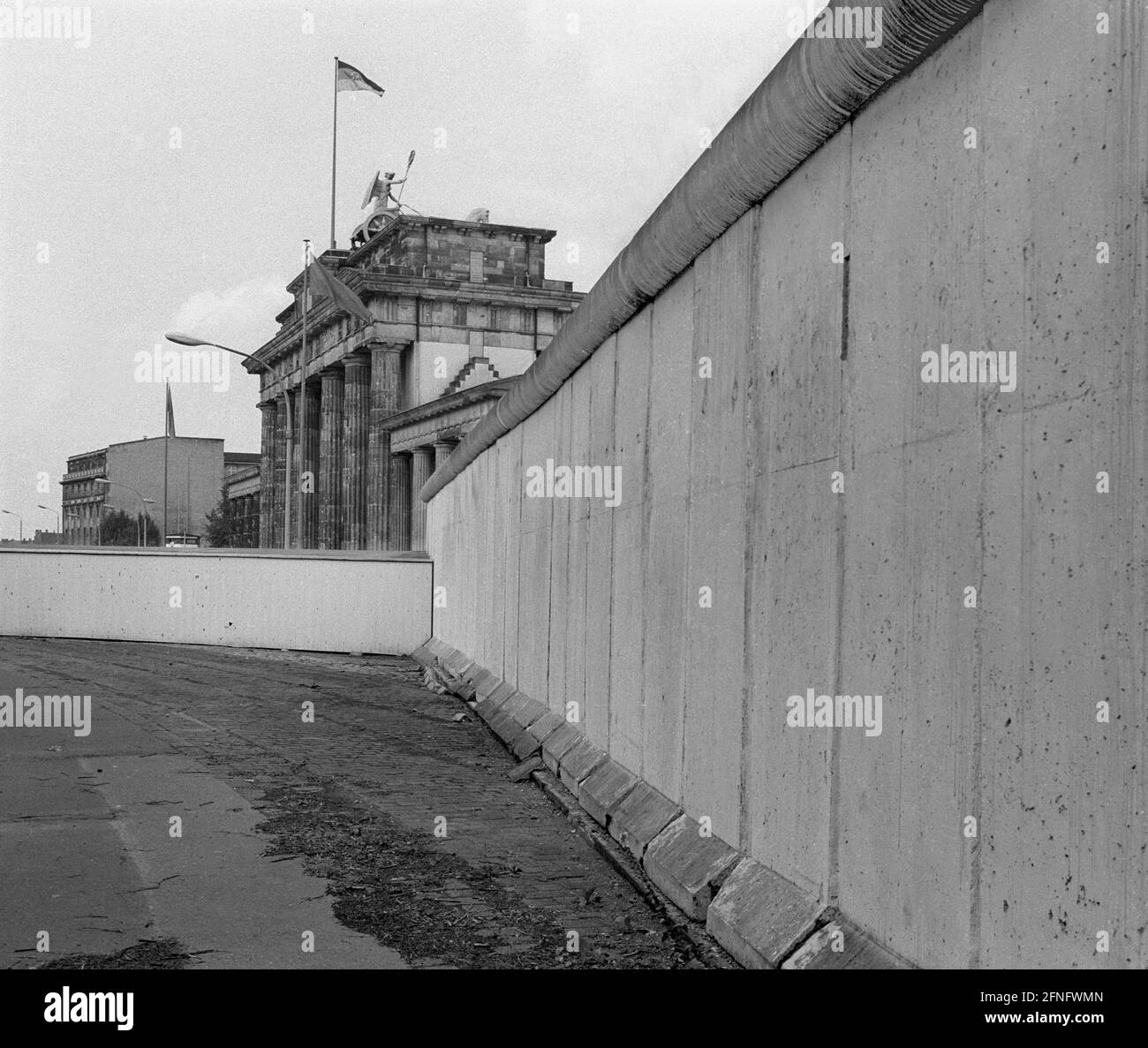 Berlin / Centre / GDR / Wall / 10 / 1986 The Wall at the Brandenburg ...