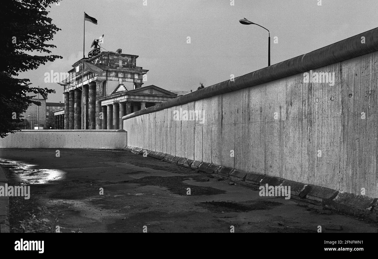 Berlin wall in 1986 Black and White Stock Photos & Images - Alamy