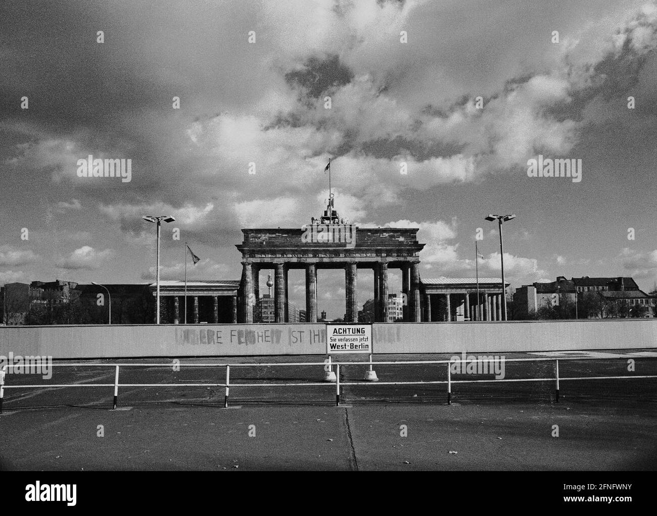 Berlin / Centre / GDR / Wall / 10 / 1986 The Wall at the Brandenburg ...