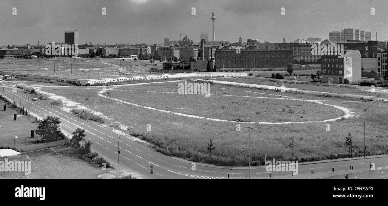 Berlin / Berlin / Center / GDR 1979 Potsdamer Platz with wall, death ...