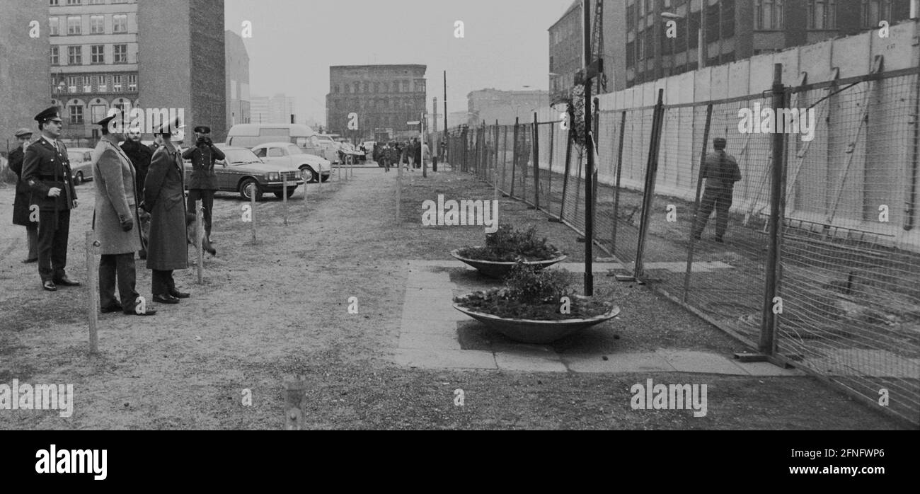 Berlin-Boroughs / Kreuzberg / Wall / 1980 Everyday life at the Wall ...