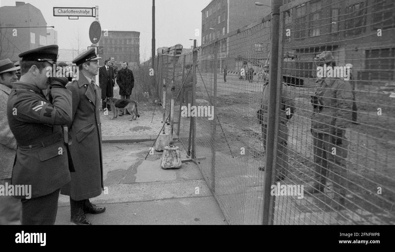 Berlin-Boroughs / Kreuzberg / Wall / 1980 Everyday life at the Wall ...